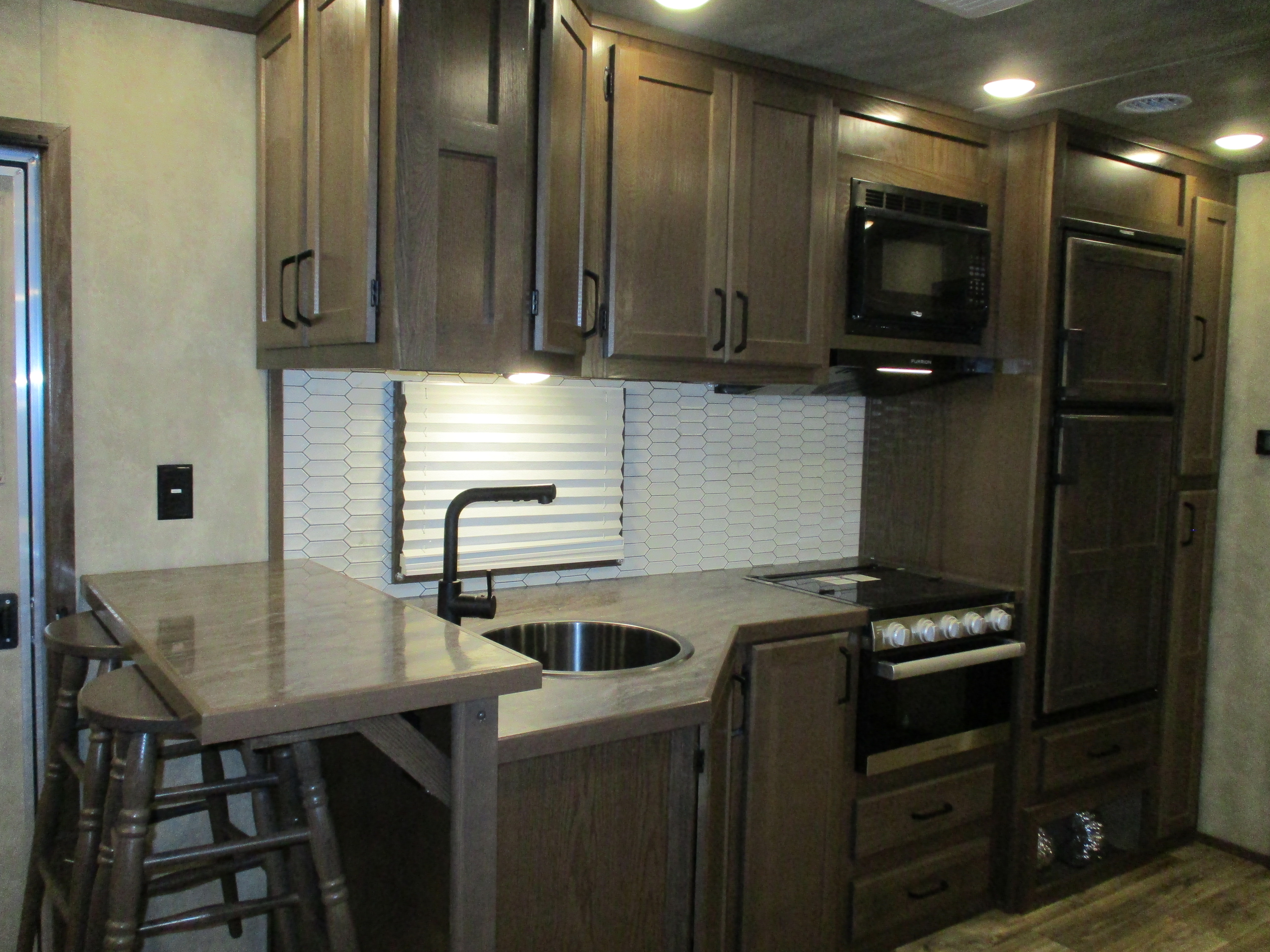 2024-Lakota-Trailers-Infinity-4-Horse-Side-Load-Gooseneck-Trailer-with ...